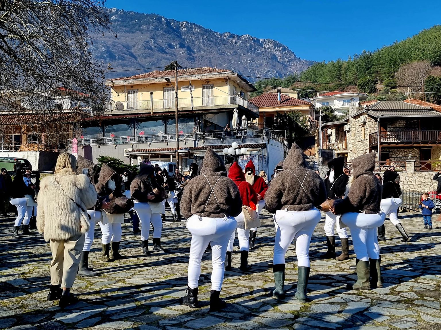 Νέα χρονιά με το έθιμο των Καρκατζάλων στο Γοργογύρι του Δ. Τρικκαίων ...